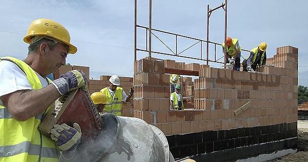 Rászállt a GVH egy kavicsos és több cementes, téglás cégre - mfor.hu
