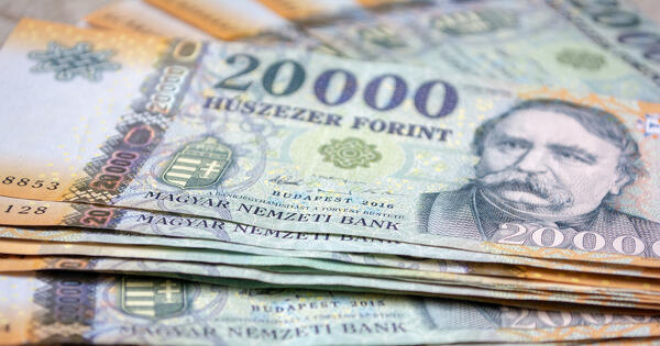 Piszkos pénzek: luxusban dúskál a magyar nő, akit a minisztériumok ...