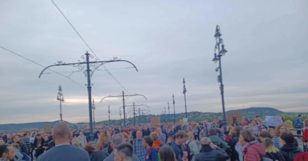 Óriási a tömeg a tanárok és diákok tüntetésén - Frissítve - mfor.hu Óriási a tömeg a tanárok és diákok tüntetésén - Frissítve - mfor.hu