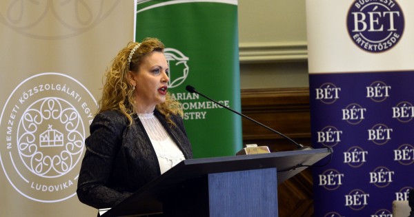 Parragh László felesége megelégelte az MNB-t ért kritikákat? - mfor.hu