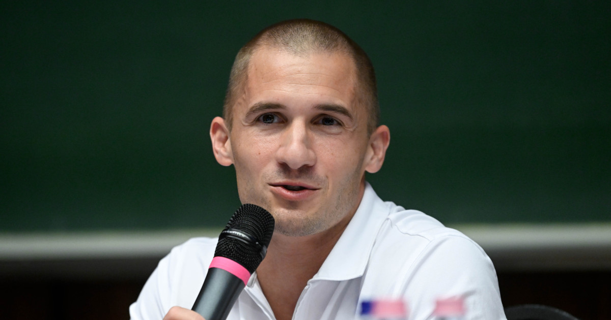 Szijjártó Péter orbitális karriert tervez egy magyar számára - mfor.hu